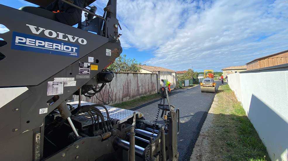 Peperiot mène la création de chaussée avec un enrobé à chaud.